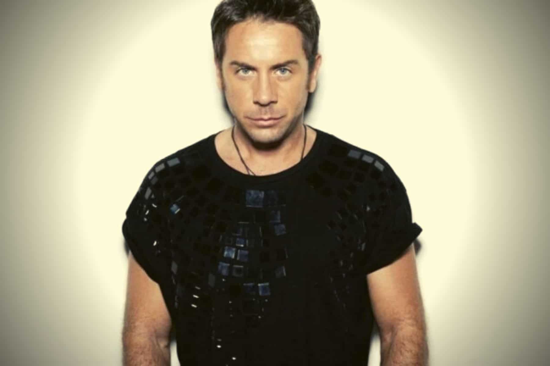 Μαζωνάκης: Η viral φωτογραφία του με το λευκό ράσο (pics)