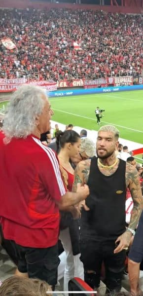 Η viral χειραψία ανάμεσα σε Τσουκαλά και SNIK (pic)