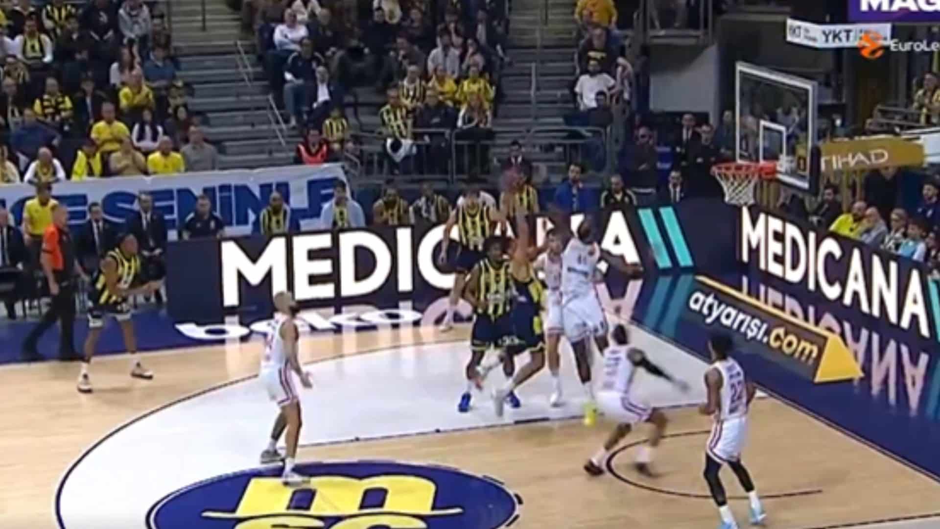 Φενέρμπαχτσε - Ολυμπιακός: Φοβερή τάπα του Χολ στον Μπόλντουιν και ...